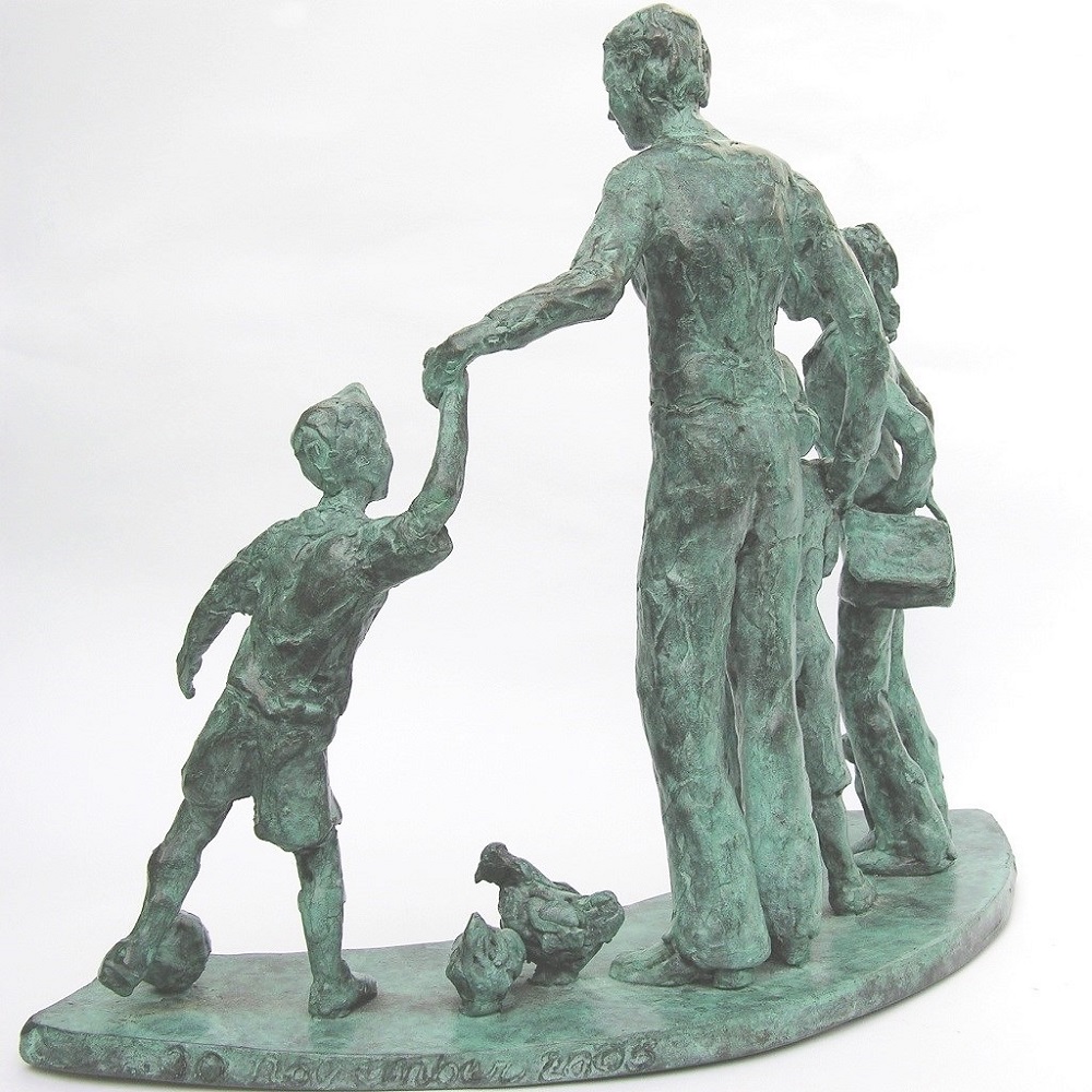 bronzen beeld moeder en kinderen door Diane Timmer