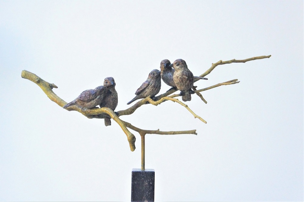 bronzen beeld van mussen-gezin door Diane Timmer